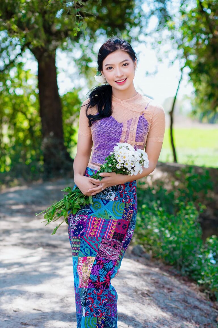Cute model, Thiri Kyaw, looks sweet in Burmese attire - Myanmar Models DB