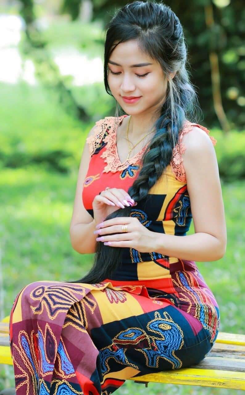 Su Yati Linn, gorgeous with Burmese attire - Myanmar Models DB